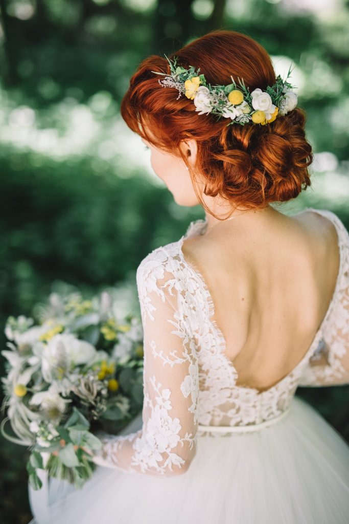 Coiffure de mariage : tendance ornements, fleurs et bijoux